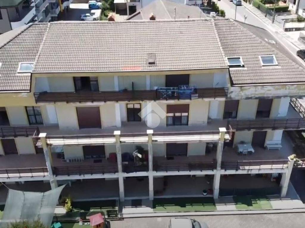 Palazzo - Edificio via Aldo Moro 31, Rotondi, Rif. 121864720 ...