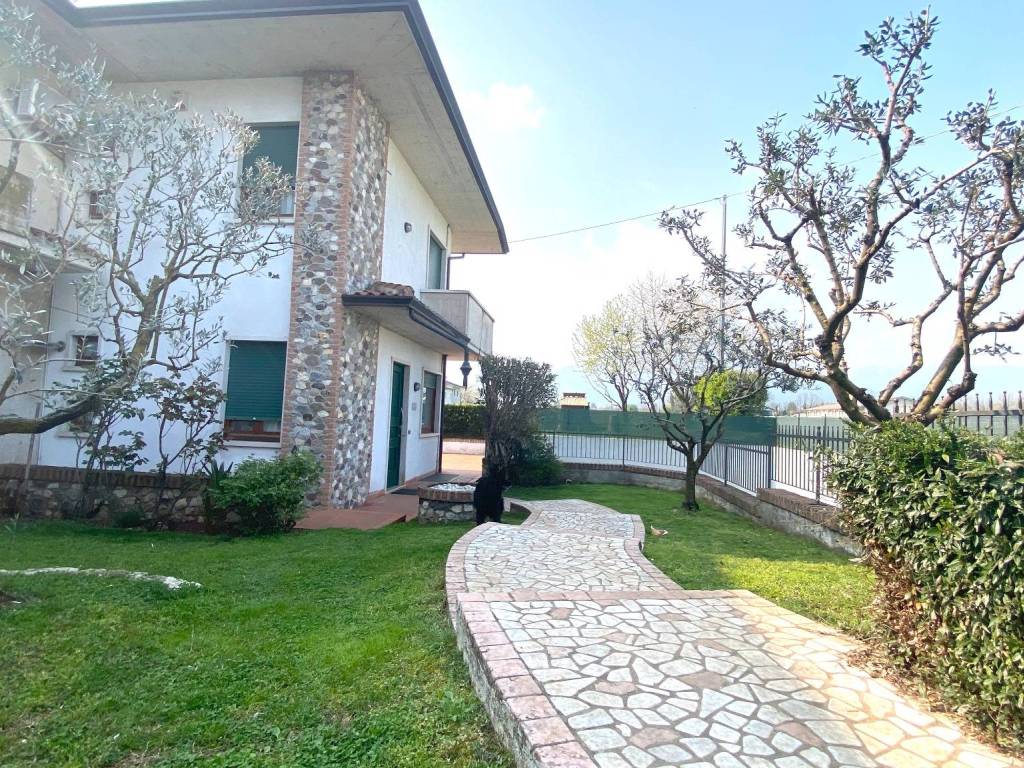 Vendita Villa plurifamiliare in via Santa Lucia Marano Vicentino. Buono ...