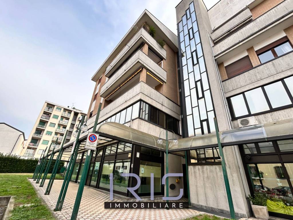 Locale commerciale via Antonio Monti, Seveso, Rif. 122001896 - Immobiliare.it