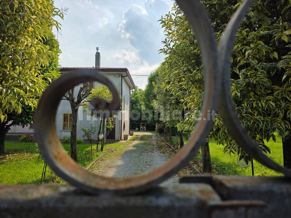 Vendita Villa plurifamiliare in via Gonfo Fossalta di Piave. Posto auto ...