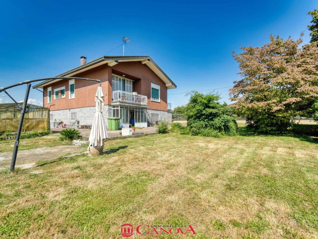 Vendita Villa unifamiliare Bregnano. Buono stato, posto auto, con ...