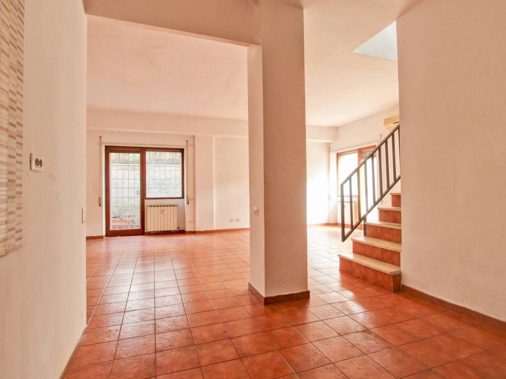 Vendita Appartamento in via Marcello Garosi 30. Roma. Da ristrutturare ...