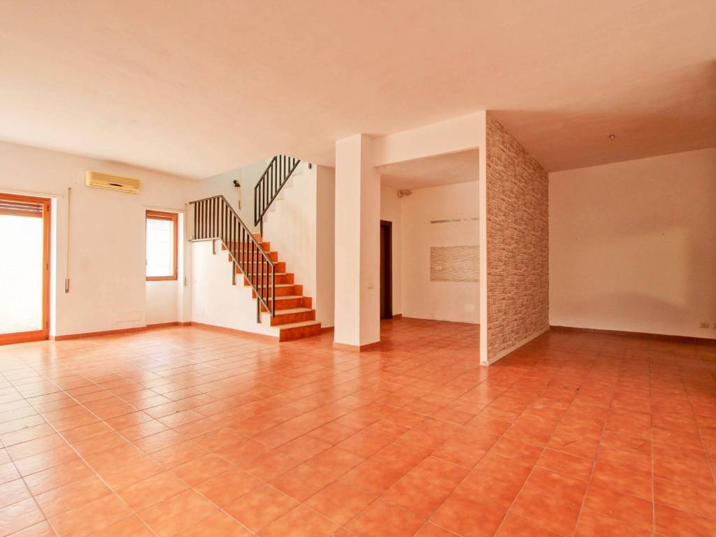 Vendita Appartamento in via Marcello Garosi 30. Roma. Da ristrutturare ...