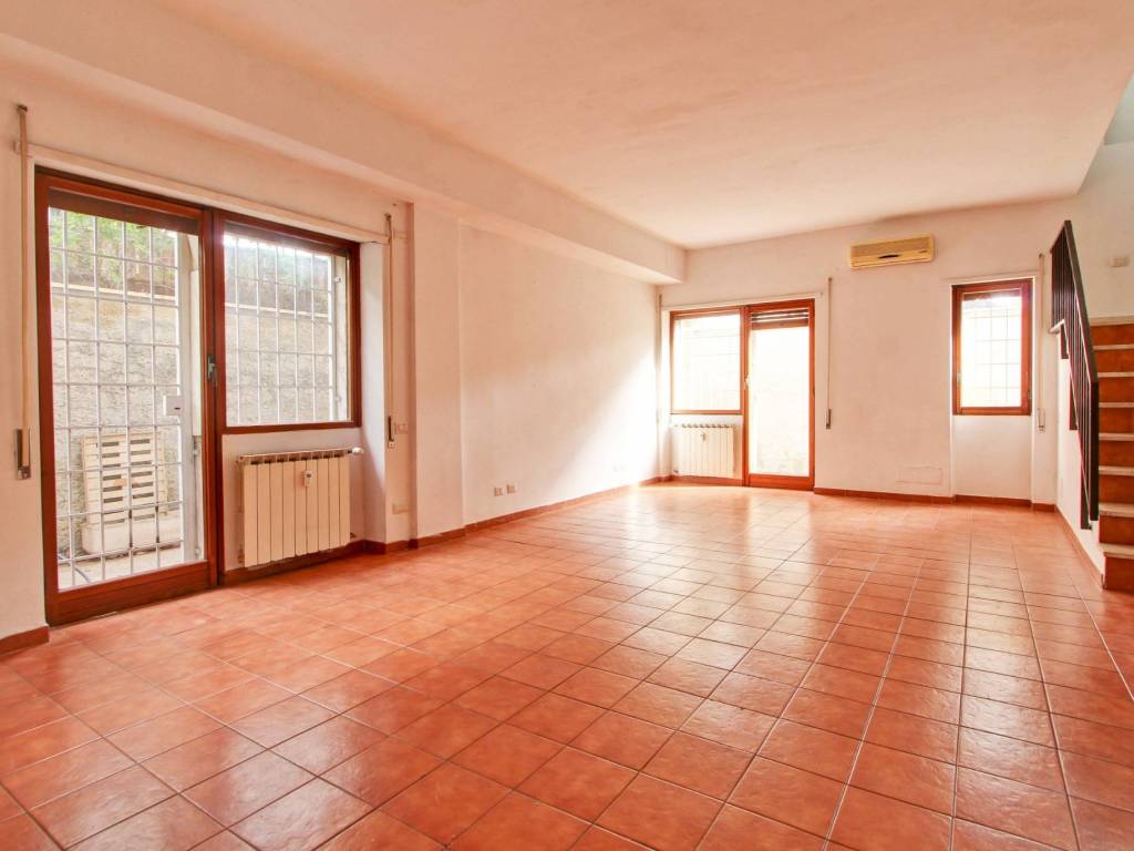 Vendita Appartamento in via Marcello Garosi 30. Roma. Da ristrutturare ...