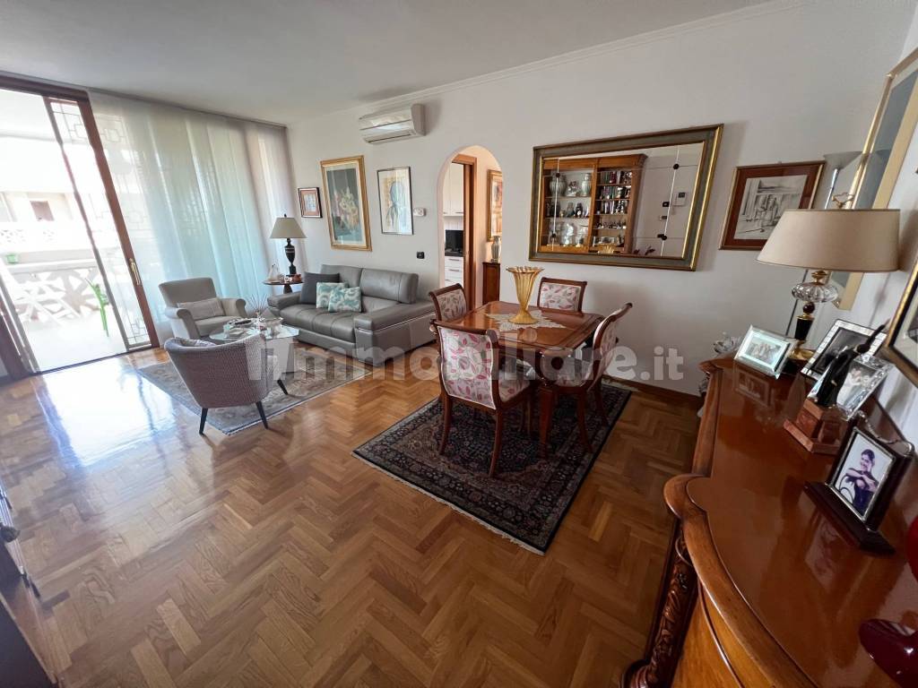 Vendita Appartamento Roma. Trilocale in via Roberto Ago. Ottimo stato ...