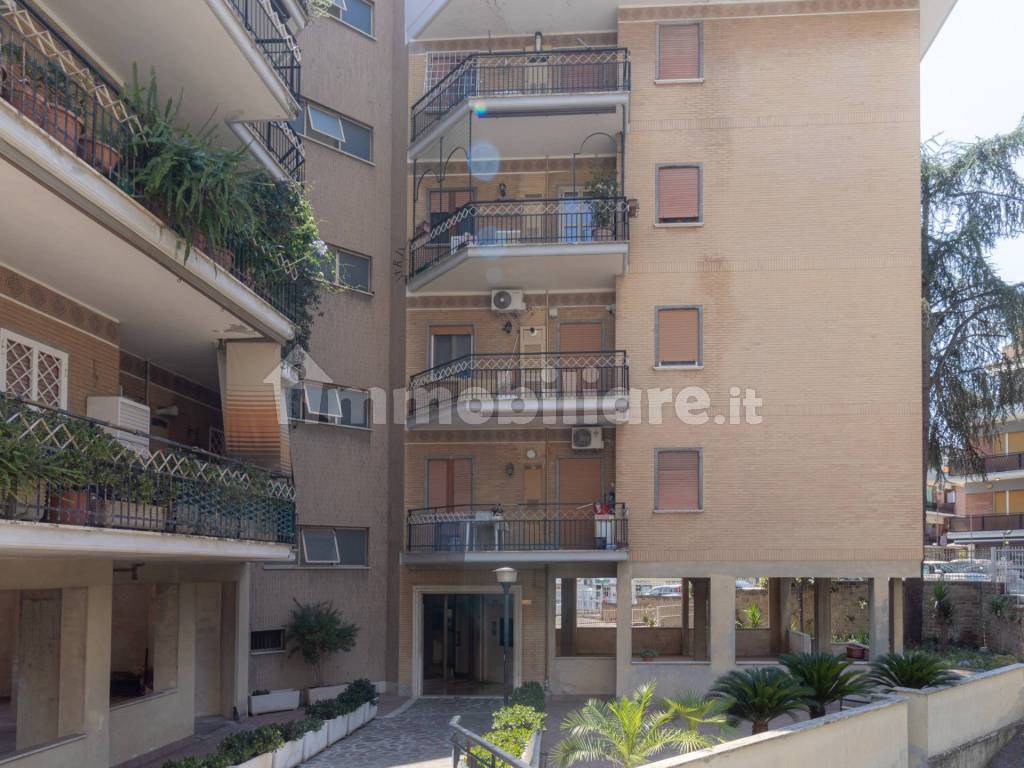 Vendita Appartamento Roma. Trilocale in via della Fanella 10. Buono ...