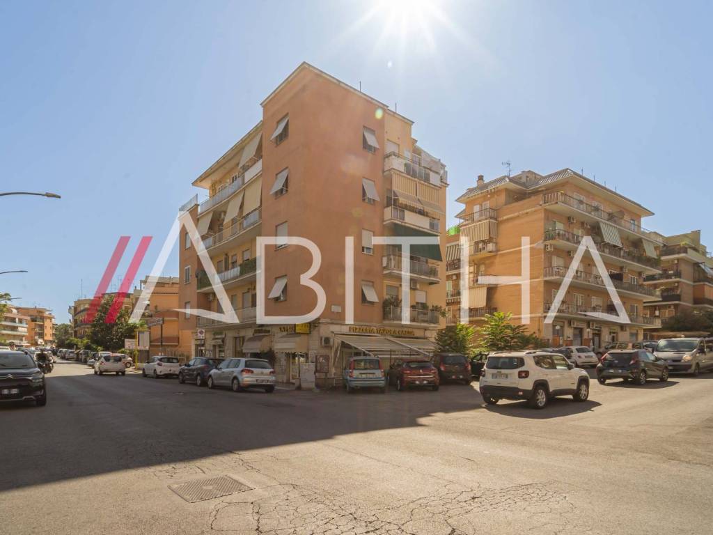 Vendita Appartamento Roma. Trilocale in via dei Durantini 267. Buono ...