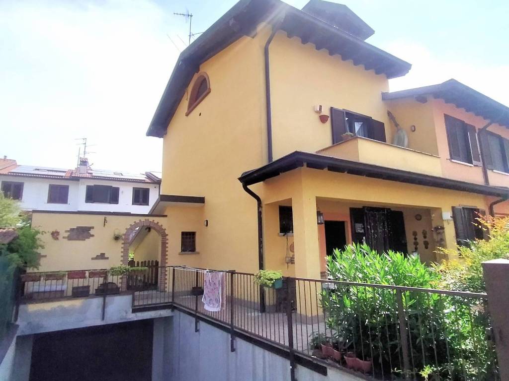 Vendita Villa bifamiliare Comazzo. Ottimo stato, posto auto, con ...