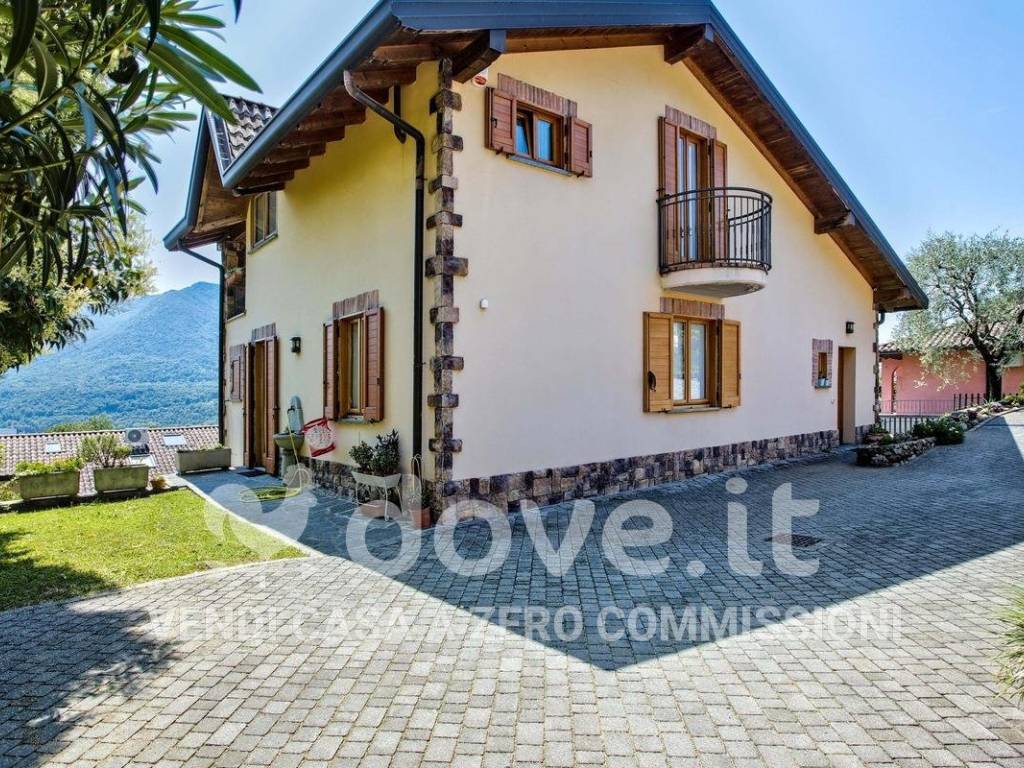 Vendita Villa unifamiliare in via Sanda 6 Casalzuigno. Buono stato, con balcone, riscaldamento ...