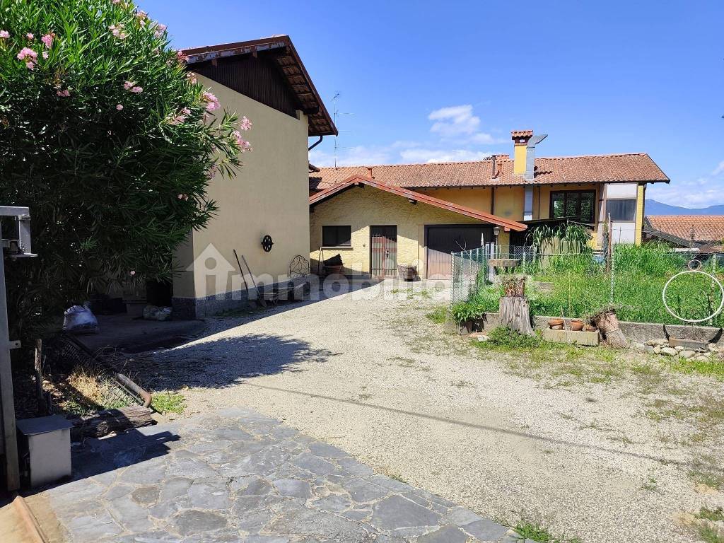 Vendita Villa unifamiliare in piazza Giacomo Matteotti Angera. Buono ...