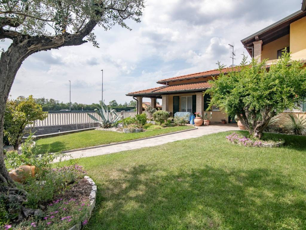 Vendita Villa a schiera in via Dante Alighieri Vaprio d'Adda. Ottimo ...