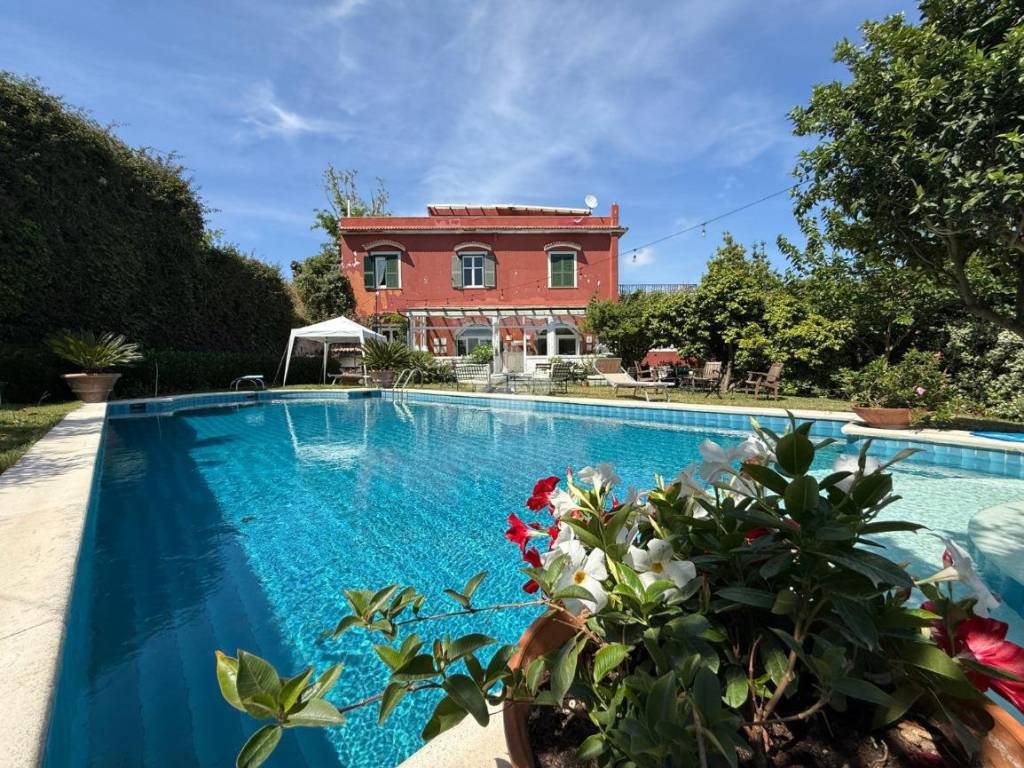 Vendita Villa unifamiliare in via tito lucrezio caro 20 Napoli. Buono ...