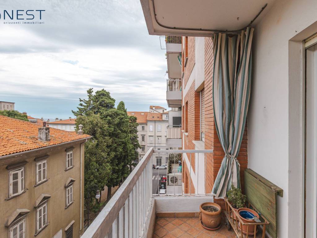 Rent Apartment Trieste. 3-room flat, Excellent condition, fourth floor ...