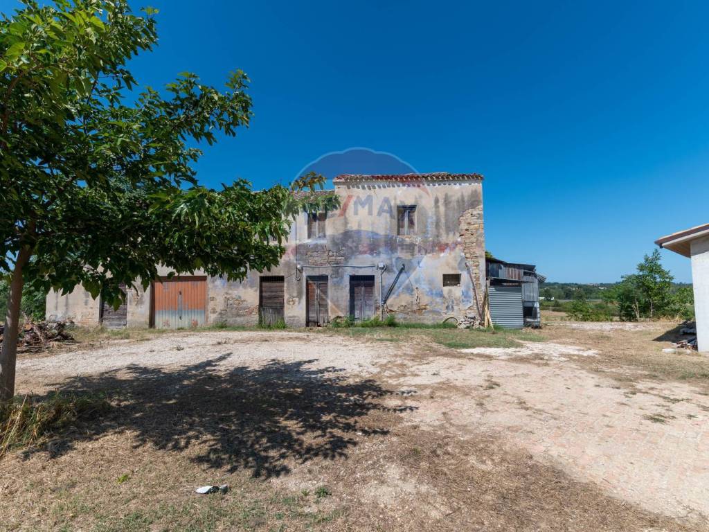Vendita Rustico in via esino 64 Monte Roberto. Da ristrutturare, 280 m² ...