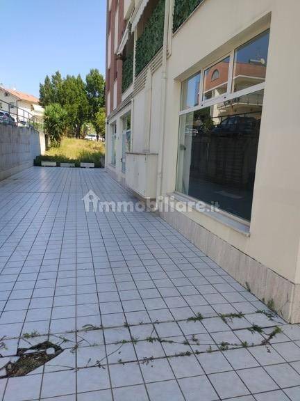 Locale commerciale piazza Atene, Spoltore, Rif. 122707220 - Immobiliare.it