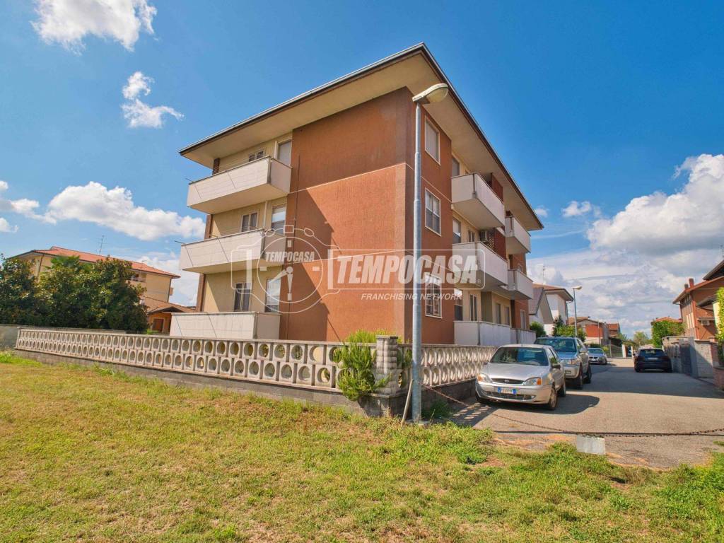 Vendita Appartamento Romentino. Trilocale in via Ticino. Buono stato ...