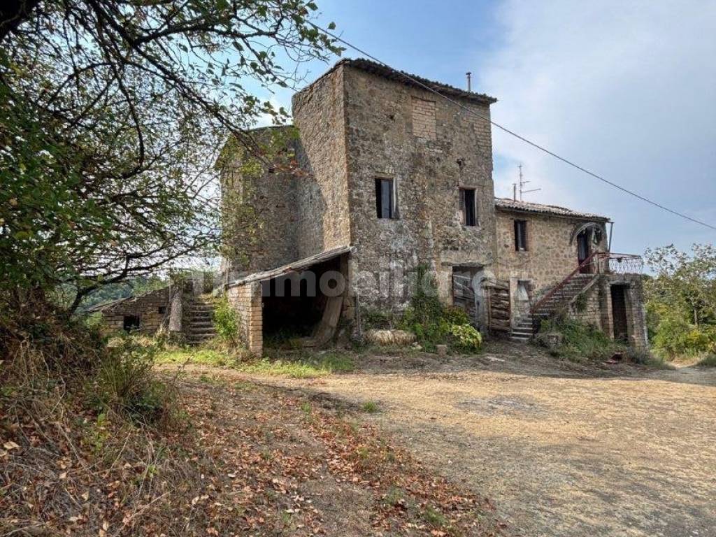 Vendita Casale in via del Mortaro Grotte di Castro. Da ristrutturare ...