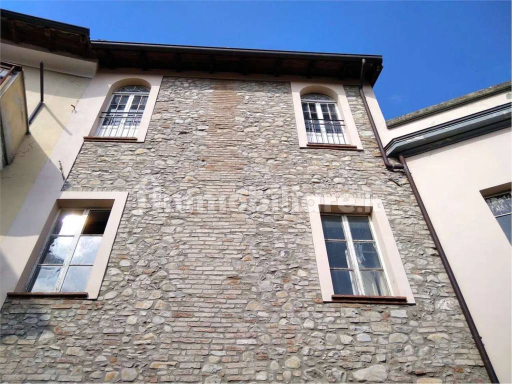 Vendita Villa unifamiliare in piazza Perino Volpedo. Da ristrutturare ...