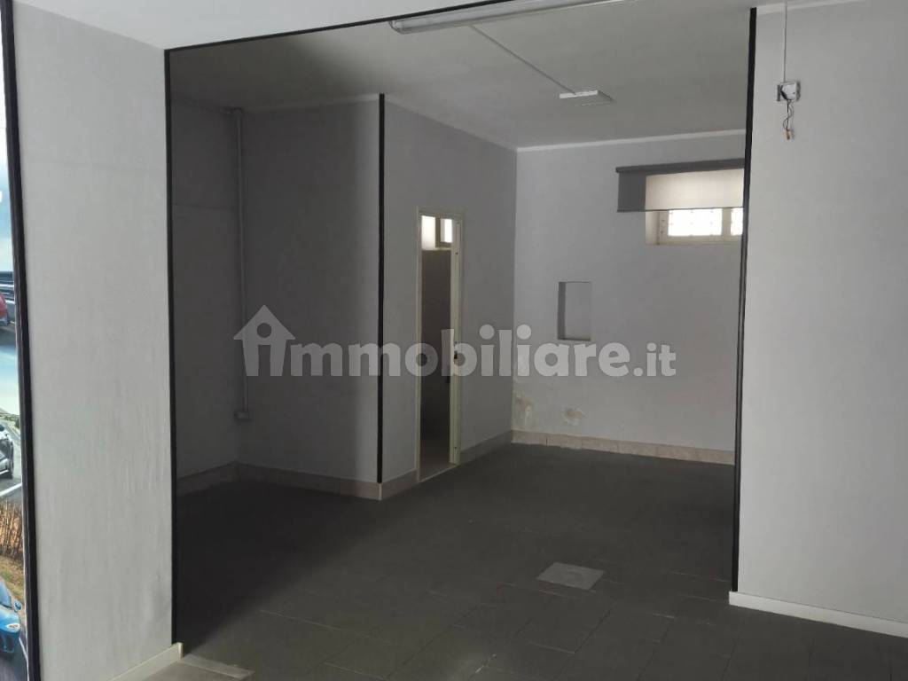 Locale commerciale via Domenico Pirozzi, Frattamaggiore, Rif. 122911412 ...