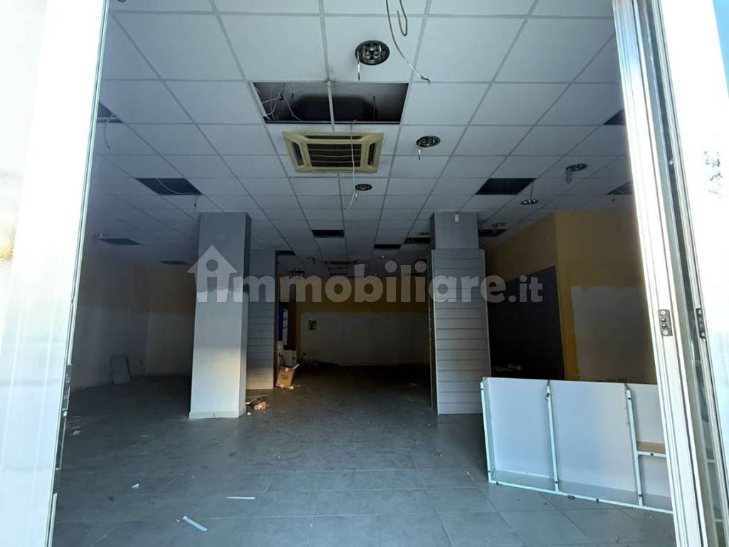 Locale commerciale via Aviere Mario Pirozzi, Giugliano in Campania, Rif ...