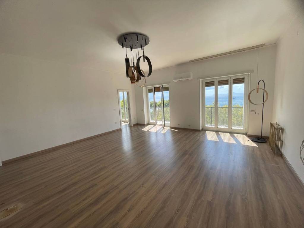 Affitto Appartamento in Riviera Di Chiaia 263. Napoli. Buono stato ...