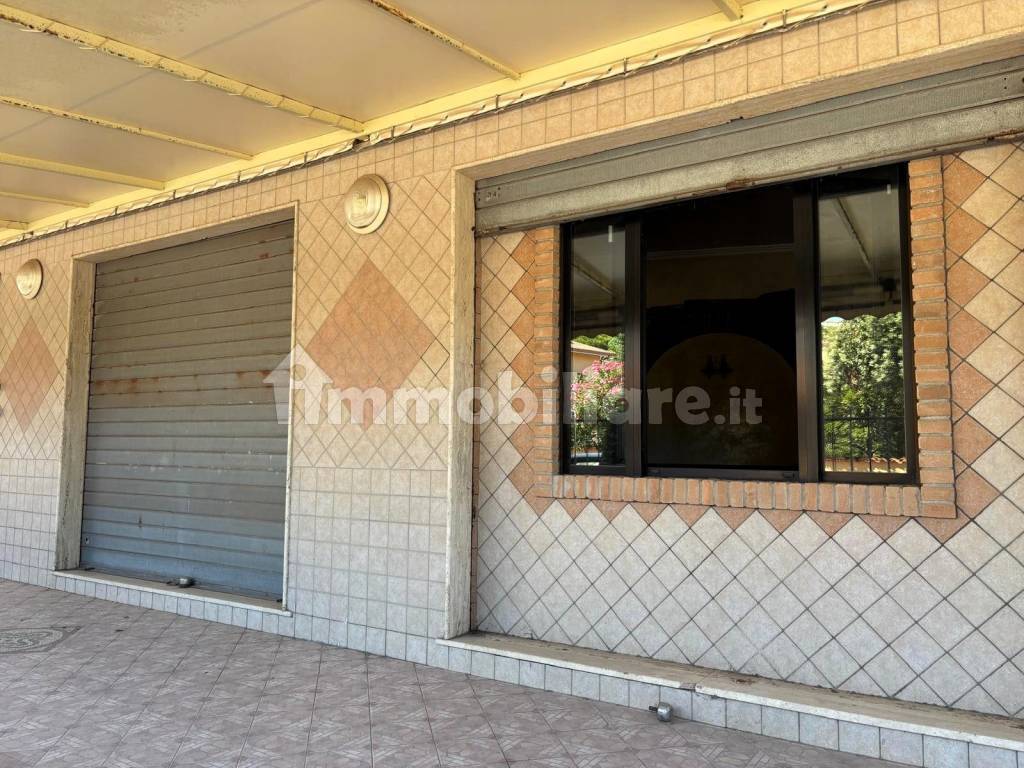 Locale commerciale via delle Rose, Ardea, Rif. 123082653 - Immobiliare.it