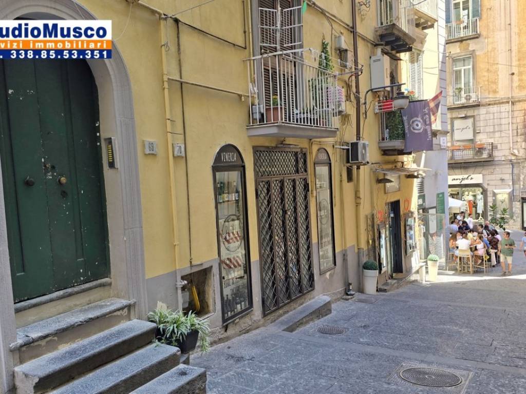 Vendita Appartamento Napoli. Bilocale in via Gradoni di Chiaia. Buono ...