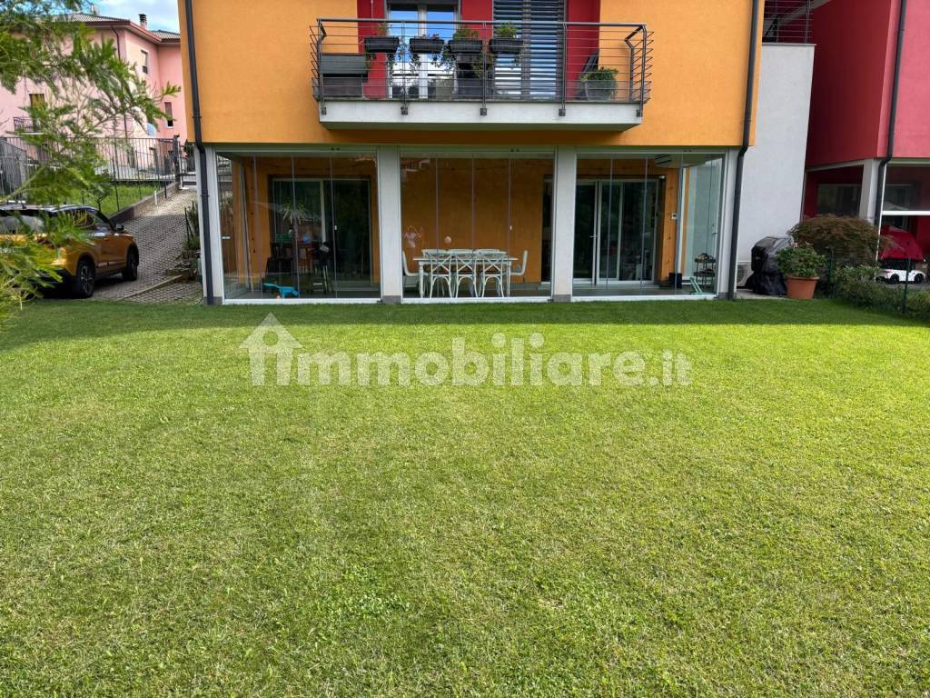 Vendita Appartamento Viggiù. Quadrilocale in via Salvo D'Acquisto 2. Ottimo stato, piano terra ...