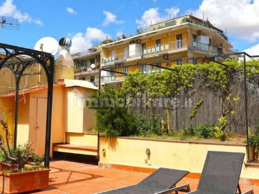 Vendita Appartamento in piazza GESU' E MARIA. Napoli. Ottimo stato ...