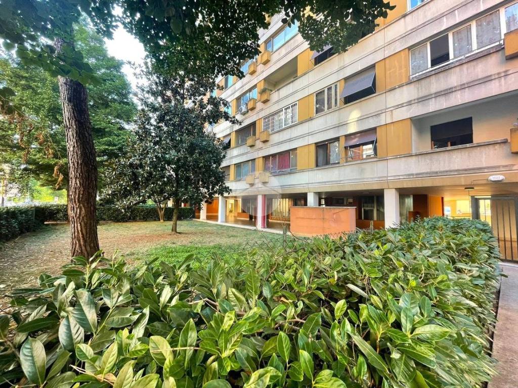 Vendita Appartamento Roma. Quadrilocale in viale Karl Marx 226. Da ...
