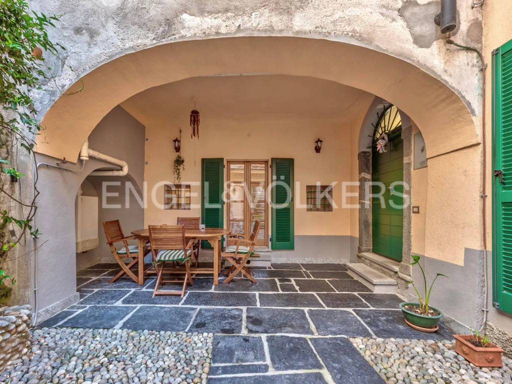 Vendita Appartamento Laglio. Trilocale in via delle Frazioni 40. Buono ...