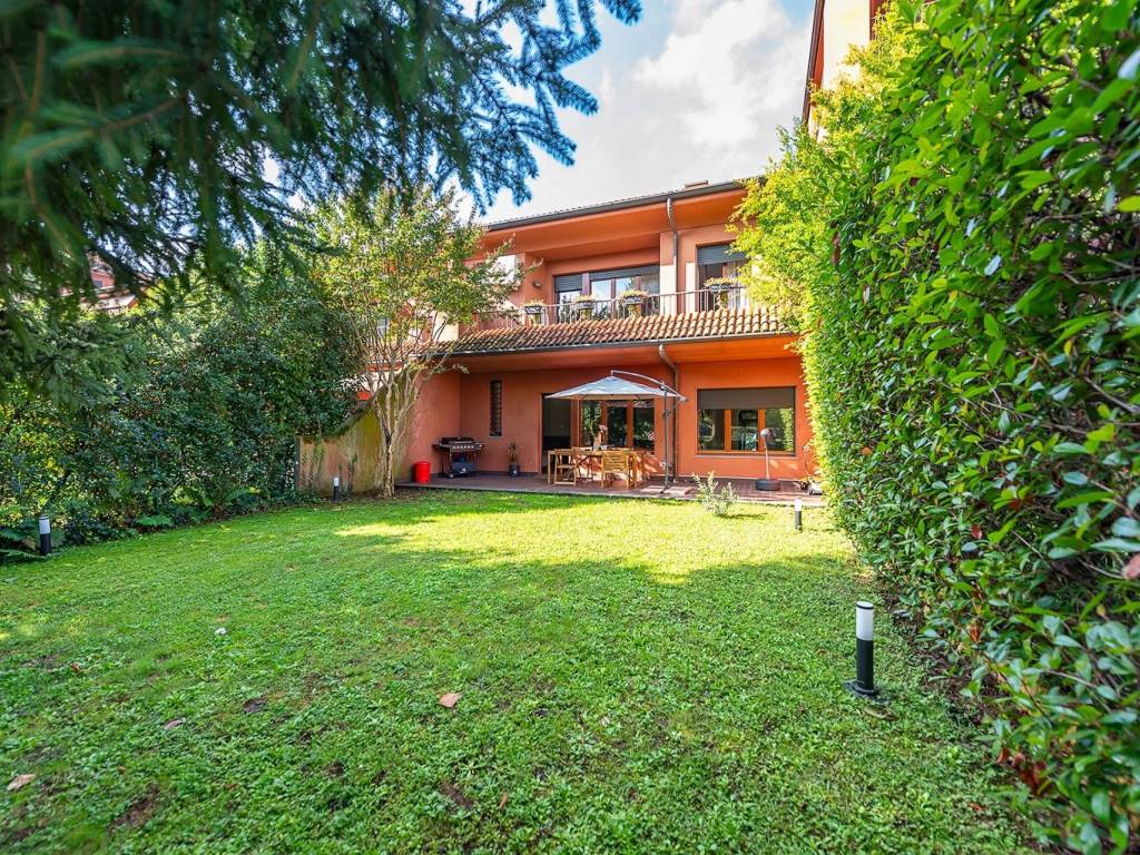 Sale Apartment Lainate. 3-room flat in via Tevere, 7. Excellent ...