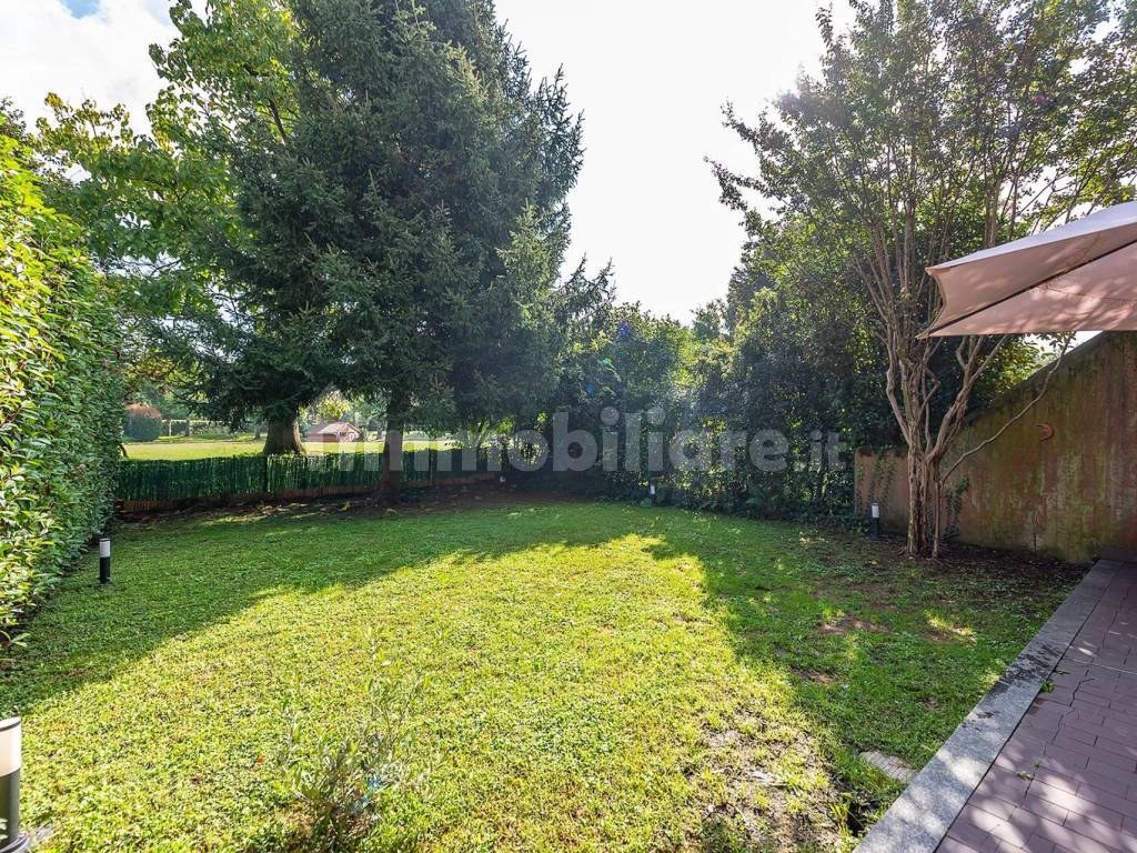 Sale Apartment Lainate. 3-room flat in via Tevere, 7. Excellent ...