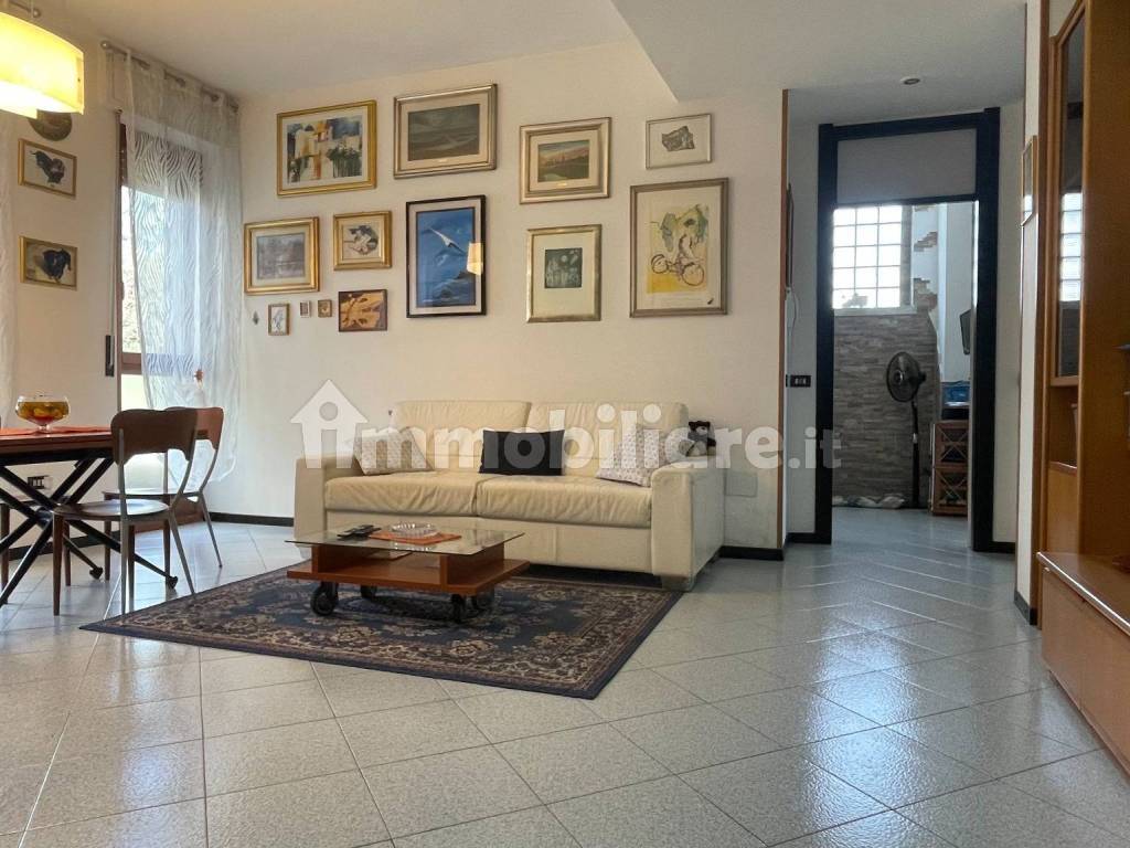 Vendita Appartamento Giussano. Trilocale in via Generale Antonio ...