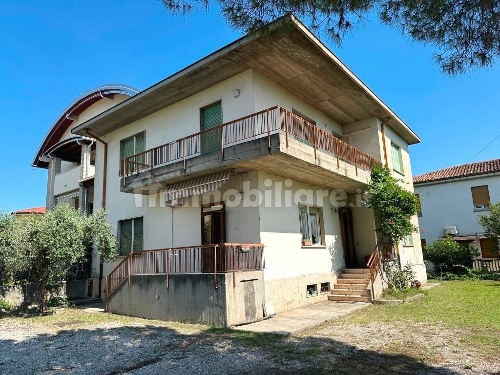 Vendita Villa unifamiliare in via Brigata Regina 10A Verona. Da ...