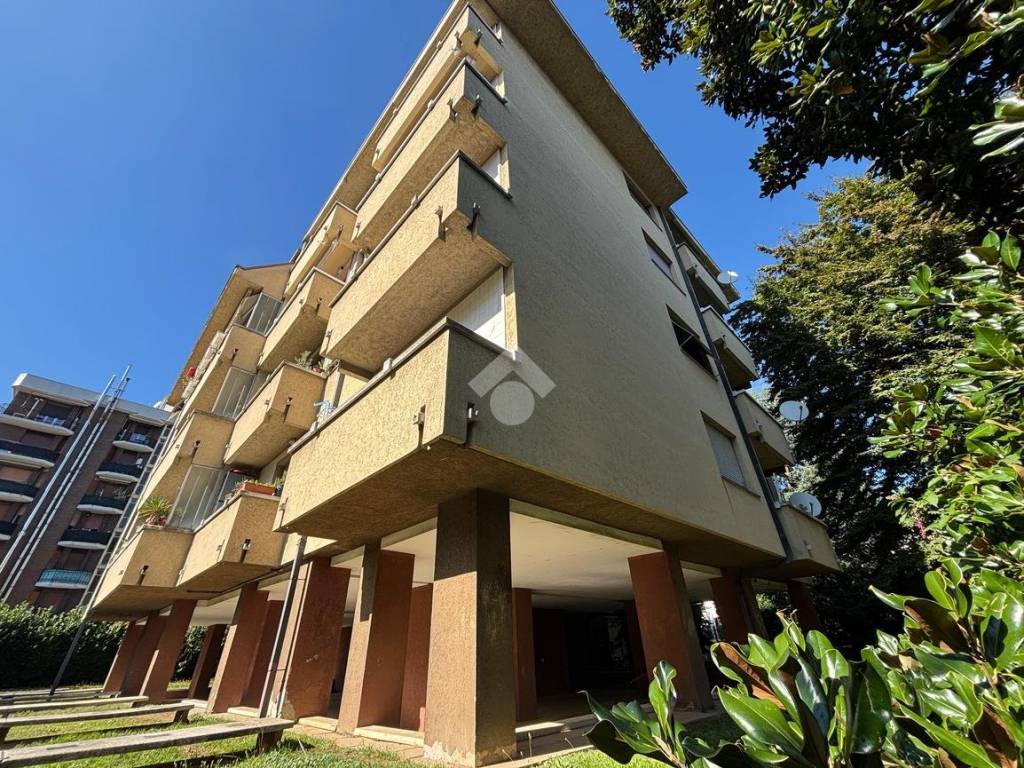 Vendita Appartamento Giussano. Quadrilocale in via Cavera 25. Buono ...