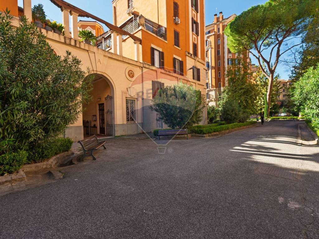 Sale Apartment Rome. 3-room flat in via Taranto 95. To be refurbished ...