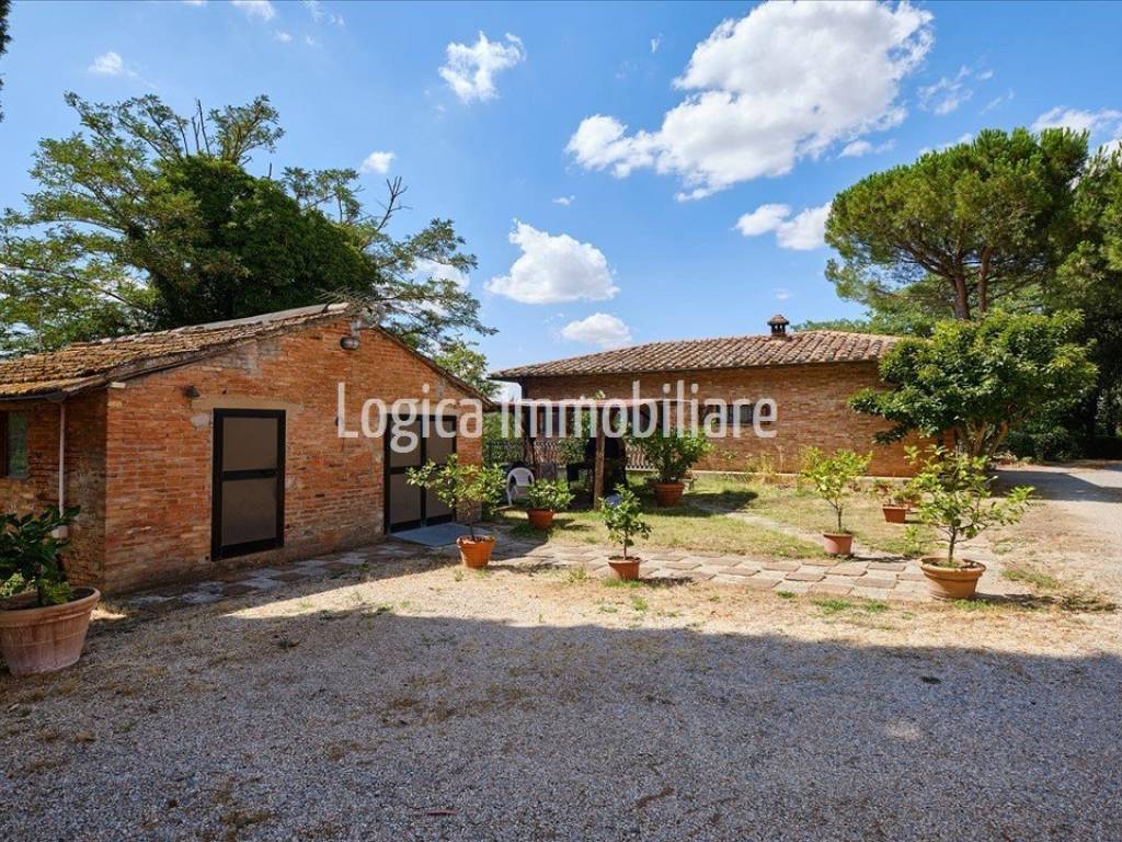 Vendita Casale in via fiorentina Chiusi. Buono stato, 476 m², rif ...