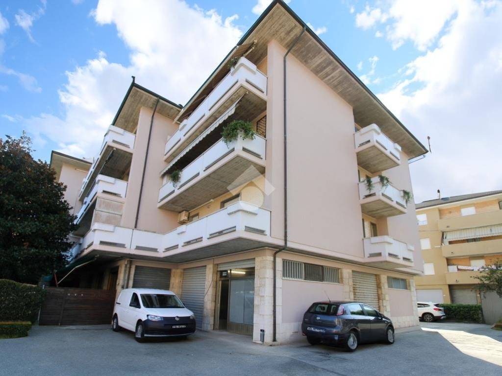 Locale commerciale via Petrarca 87, Porto San Giorgio, Rif. 123816041 ...