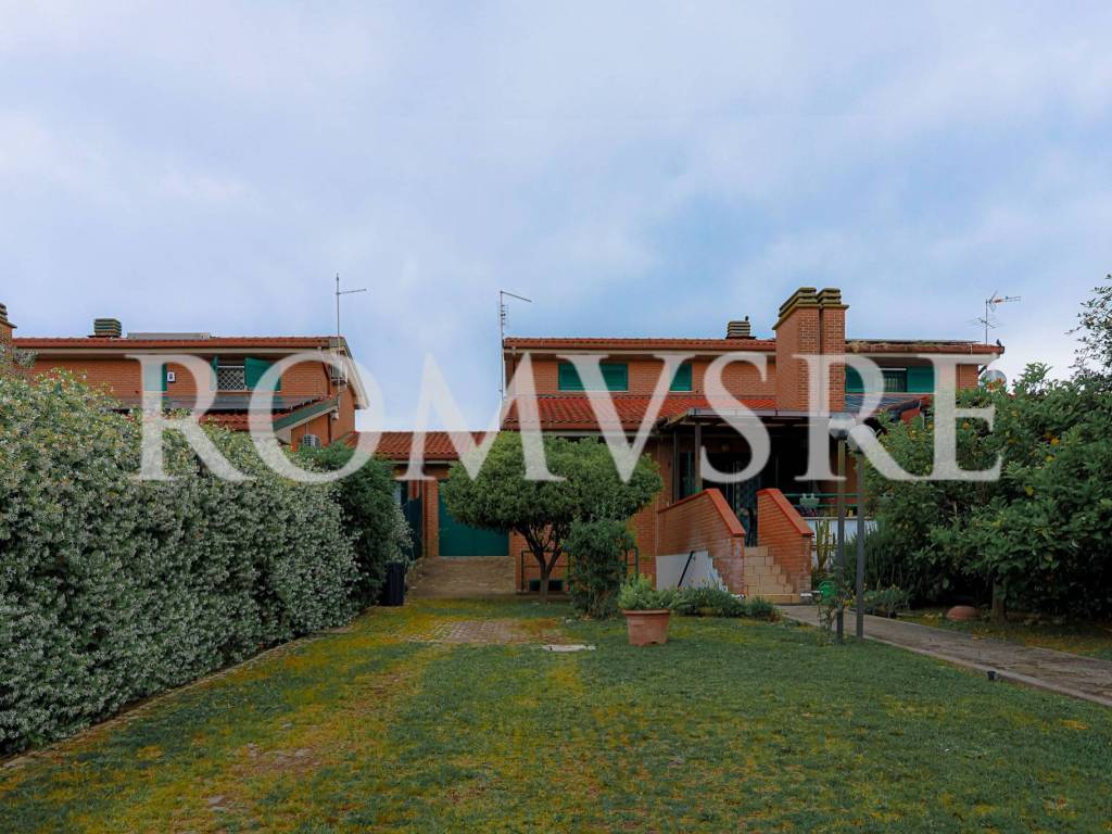 Vendita Villa bifamiliare in via Ippia di Elide Roma. Buono stato ...