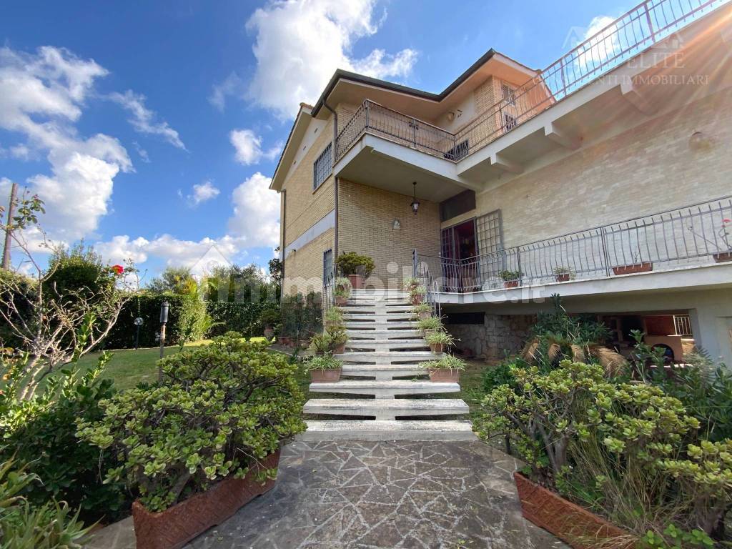 Vendita Villa unifamiliare in via delle Azalee 5 Ardea. Buono stato ...