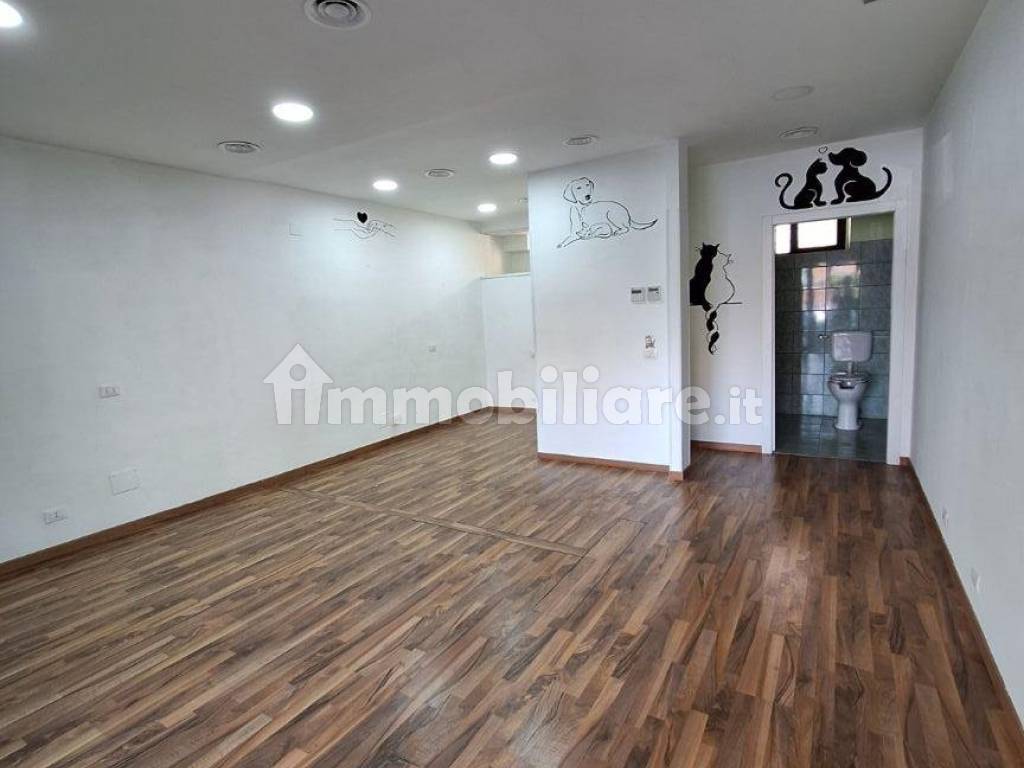 Locale commerciale via Monasterace, Roma, Rif. 123962727 - Immobiliare.it