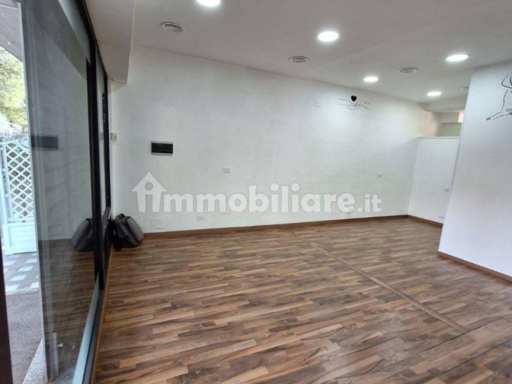 Locale commerciale via Monasterace, Roma, Rif. 123962727 - Immobiliare.it