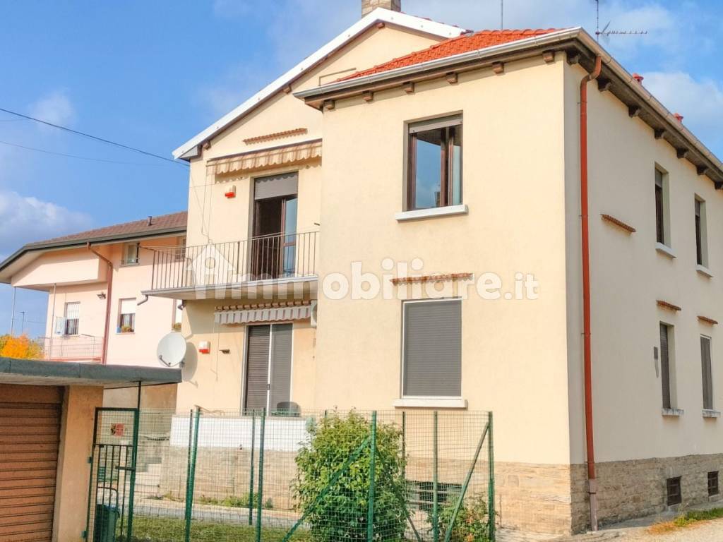 Vendita Appartamento Cavaria con Premezzo. Quadrilocale in via 24 ...