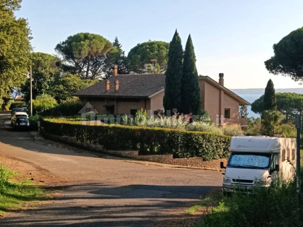 Vendita Villa plurifamiliare in via Parigi 19 Trevignano Romano. Buono ...