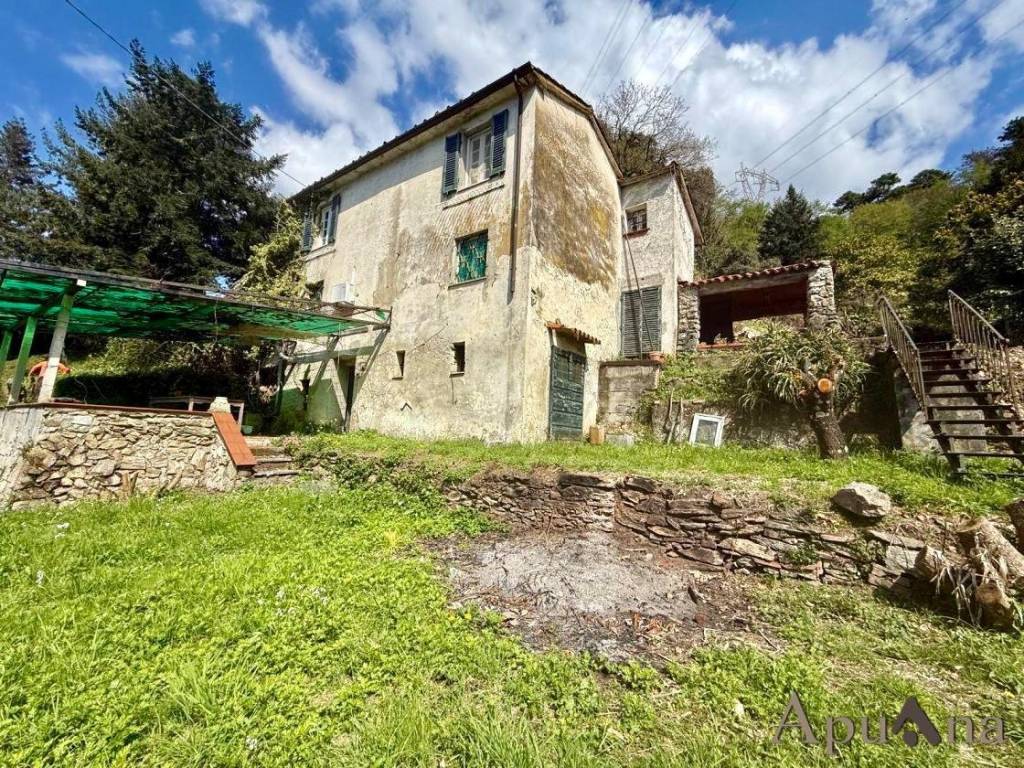 Sale Farmhouse in via dei Colli Massa. To be refurbished, parking space ...