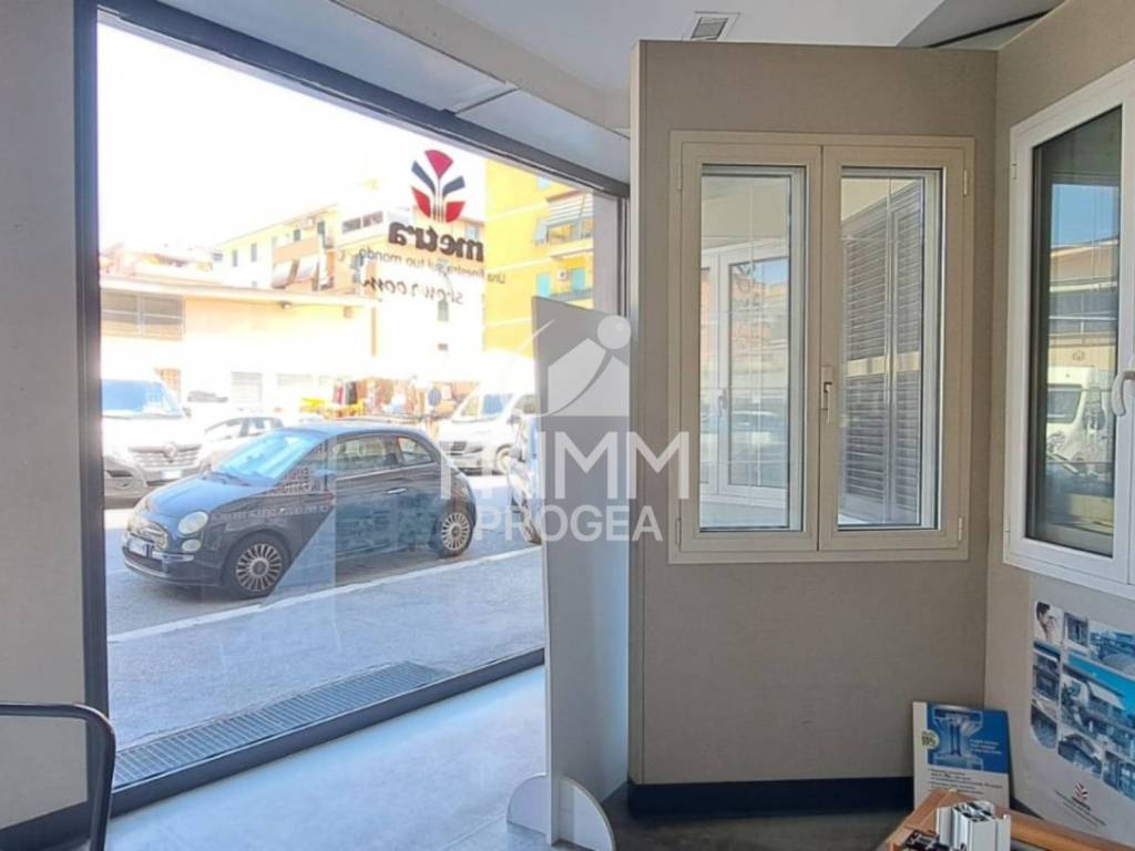 Locale commerciale piazza delle Iris, Roma, Rif. 123900579 - Immobiliare.it