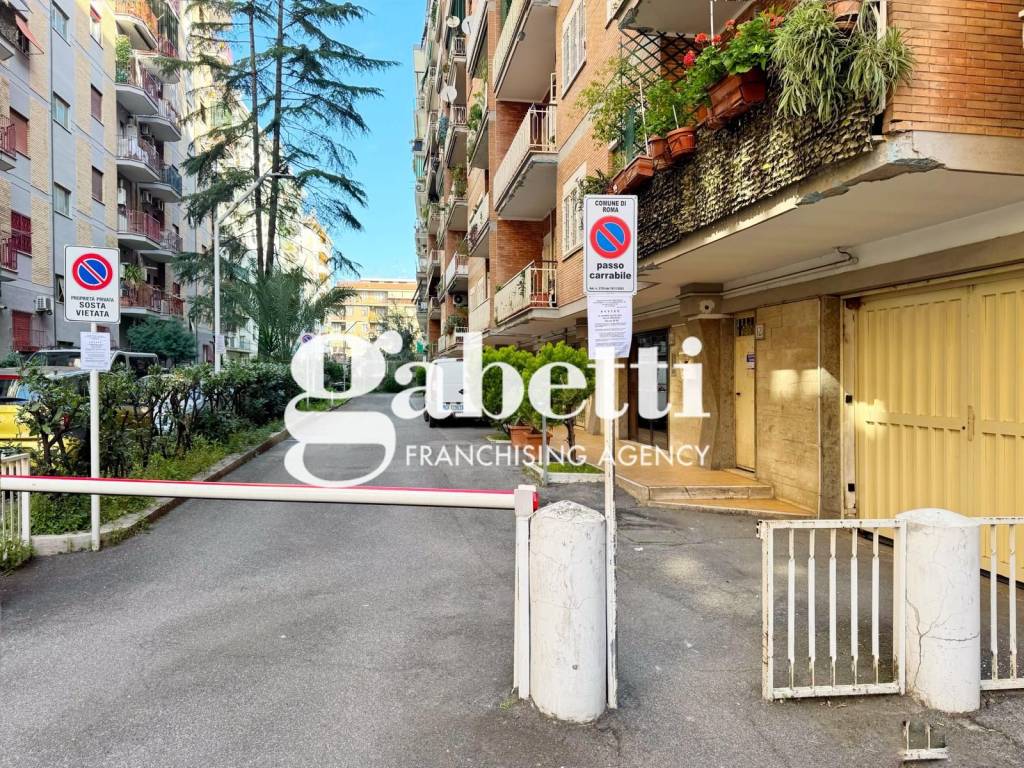 Vendita Appartamento Roma. Trilocale in via Nespolo Sabino 14. Da ...