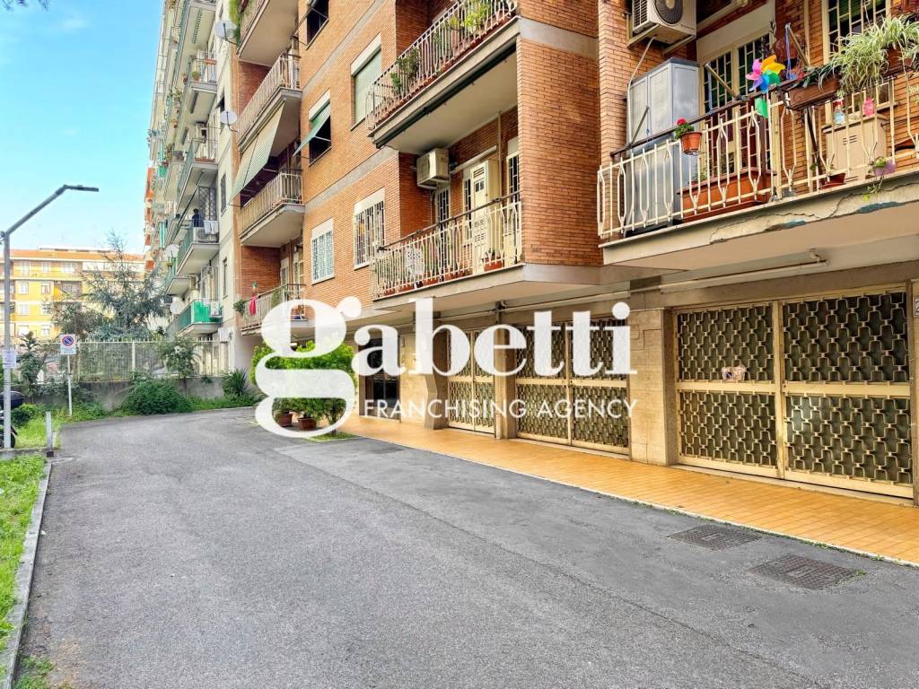Vendita Appartamento Roma. Trilocale in via Nespolo Sabino 14. Da ...