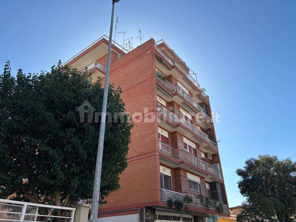 Vendita Appartamento Ciampino. Trilocale in via Col di Lana. Buono ...